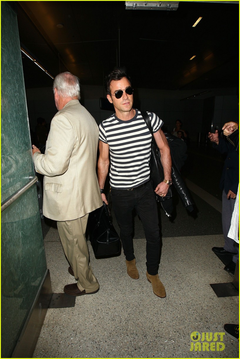 Justin Theroux Puts His Muscles On Display in a Tight Shirt: Photo ...