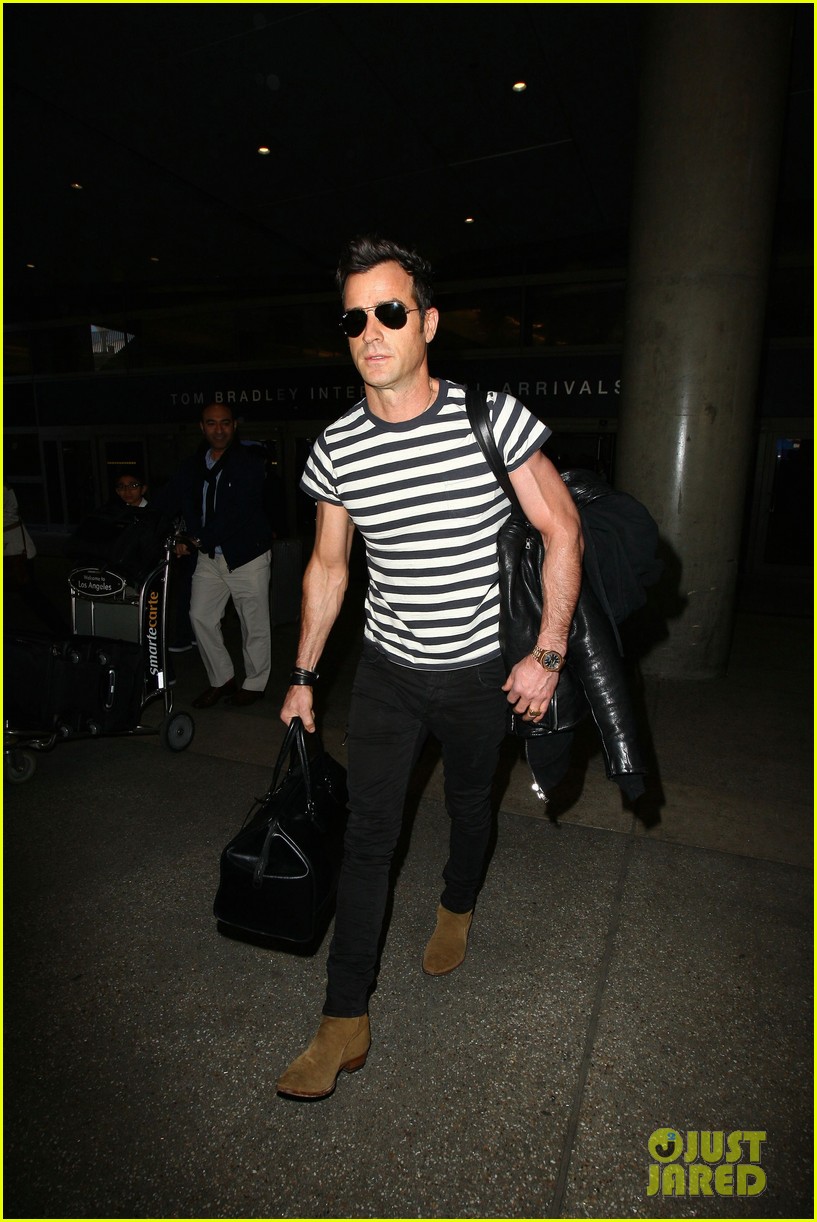Justin Theroux Puts His Muscles On Display in a Tight Shirt: Photo ...