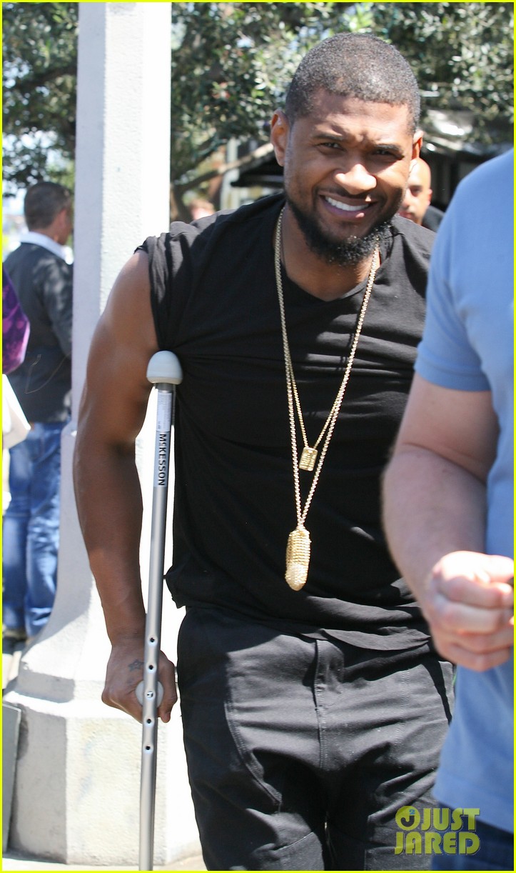 Usher Is Shirtless & Bored After His Foot Surgery: Photo 3341266 ...