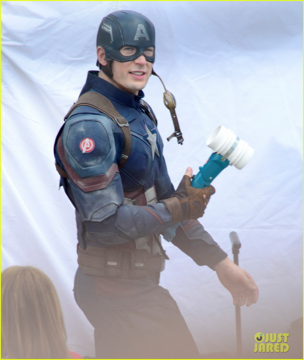 Captain America's New Weapon Is a...? Enter Our Poll!: Photo 3370672 ...
