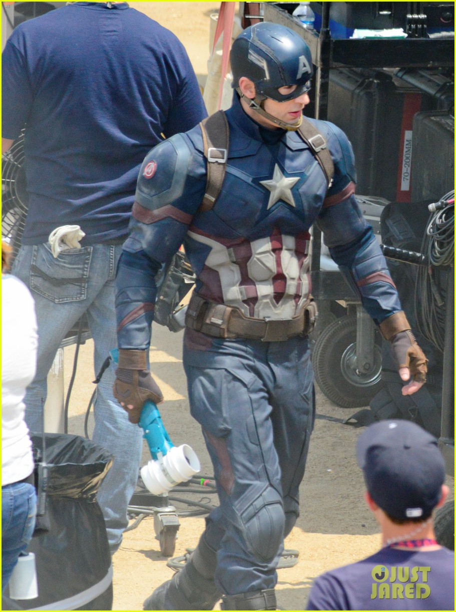 Captain America's New Weapon Is a...? Enter Our Poll!: Photo 3370673 ...