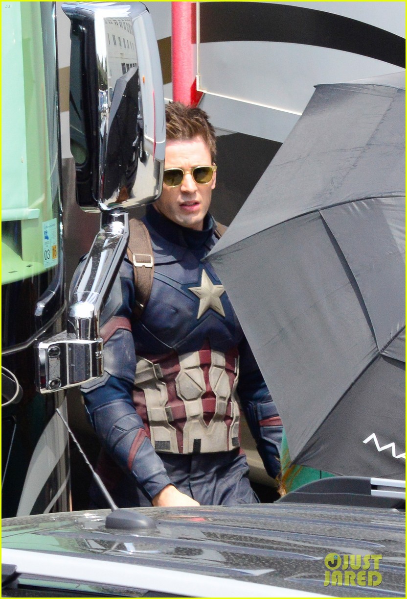 Captain America's New Weapon Is a...? Enter Our Poll!: Photo 3370694 ...