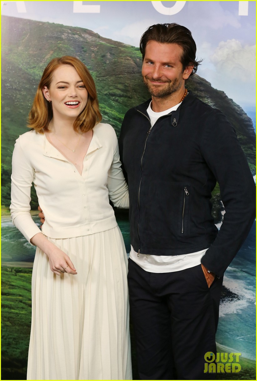 Bradley Cooper & Emma Stone Say 'Aloha' in London!: Photo 3371076 ...