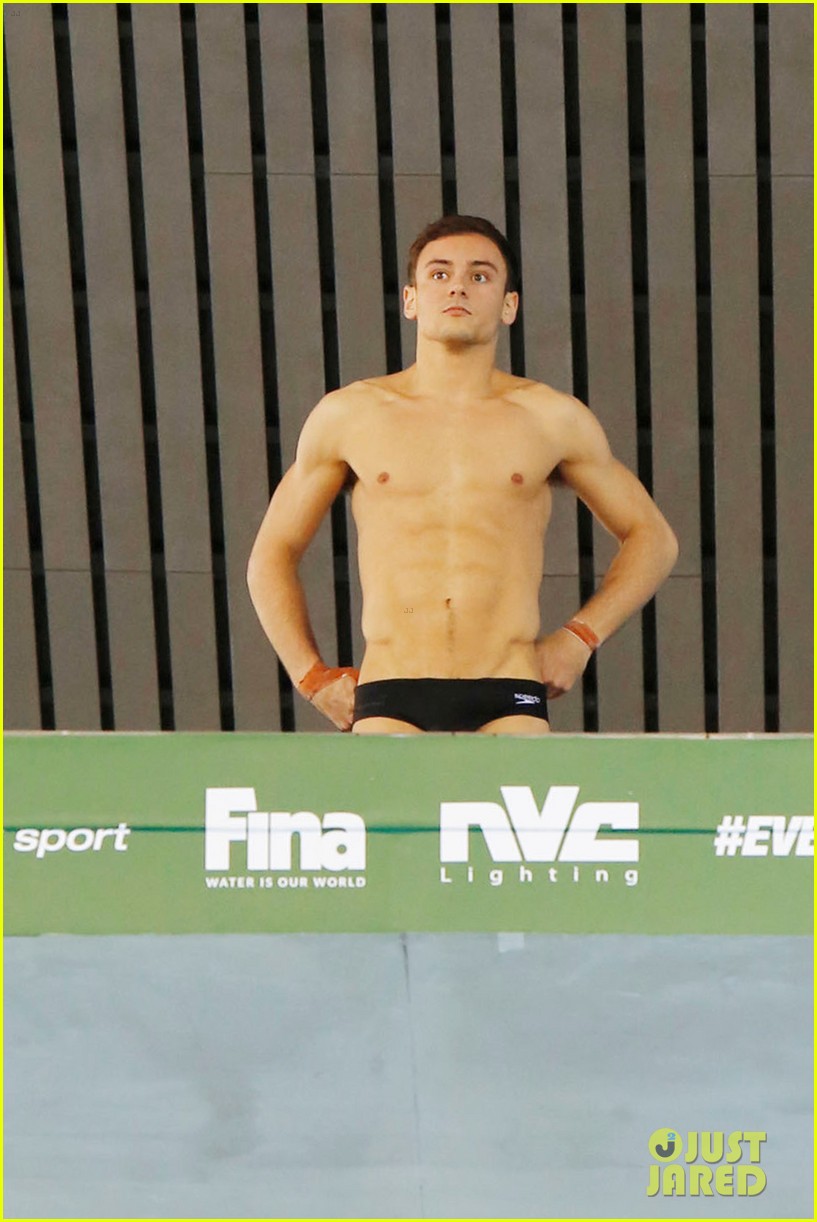 Tom Daley Shows Off Ripped Body After Winning Gold Medal!: Photo ...