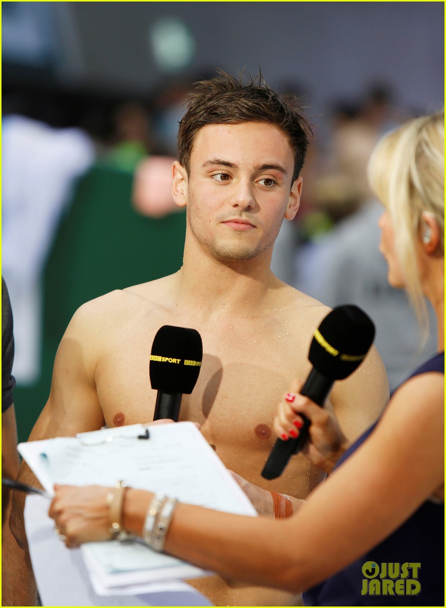 Tom Daley Shows Off Ripped Body After Winning Gold Medal!: Photo ...