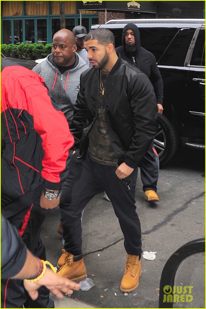 Drake & Rihanna Greet Each Other with a Hug (Video): Photo 3366844 ...