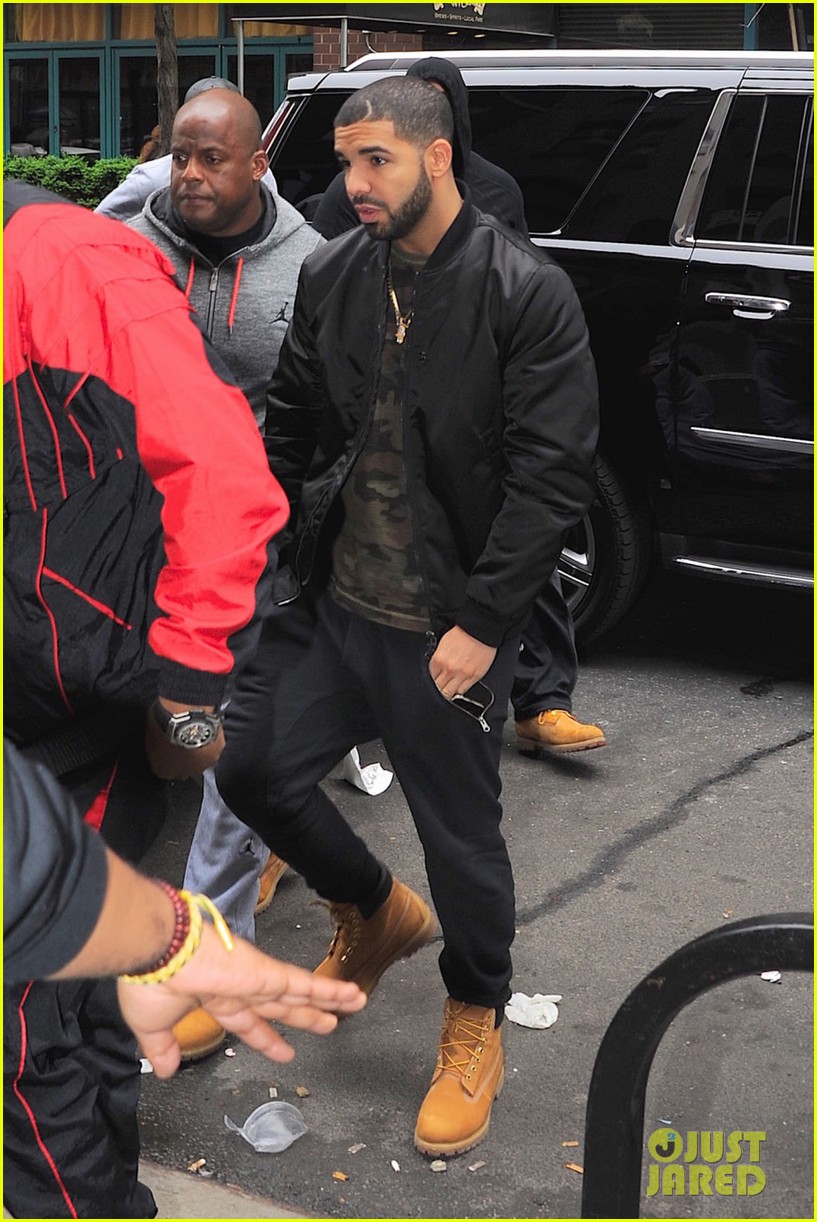 Drake & Rihanna Greet Each Other with a Hug (Video): Photo 3366847 ...