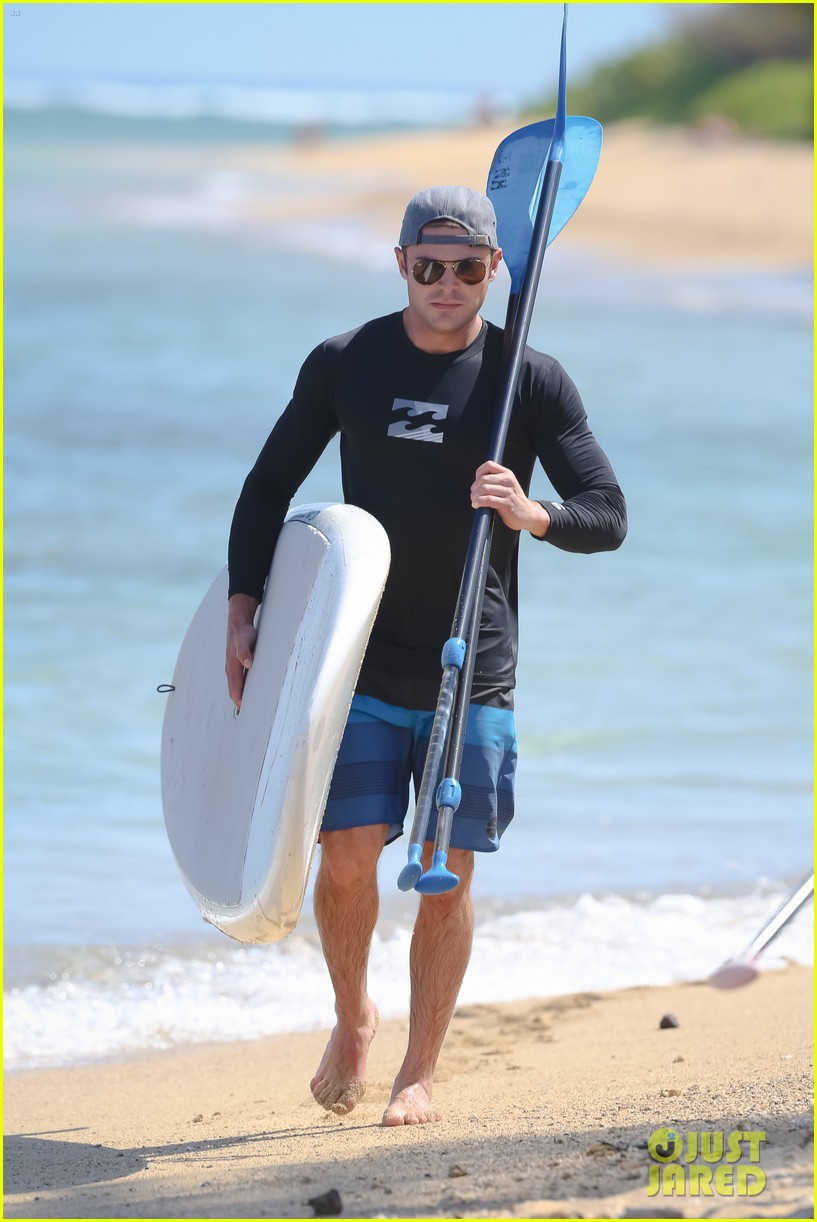 Zac Efron Is All Ready for a Beach Day in Hawaii!: Photo 3377489 | Zac ...