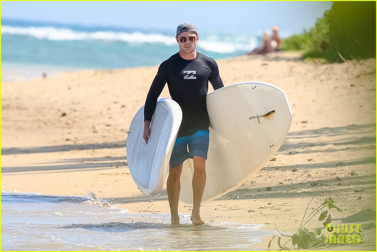 Zac Efron Is All Ready for a Beach Day in Hawaii!: Photo 3377492 | Zac ...