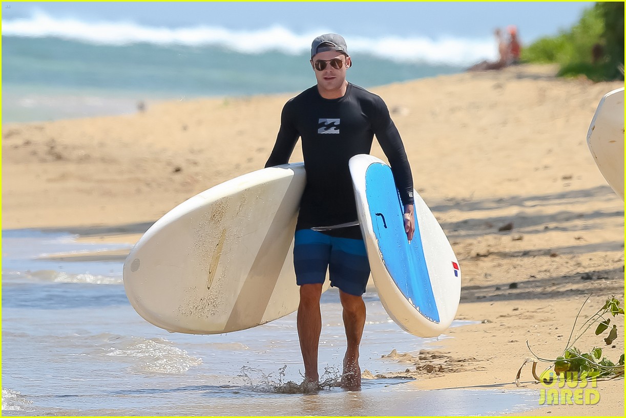 Zac Efron Is All Ready for a Beach Day in Hawaii!: Photo 3377498 | Zac ...