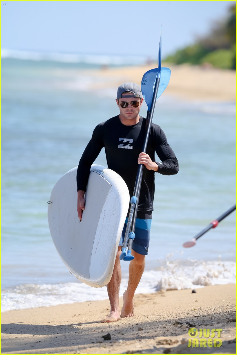 Zac Efron Is All Ready for a Beach Day in Hawaii!: Photo 3377500 | Zac ...