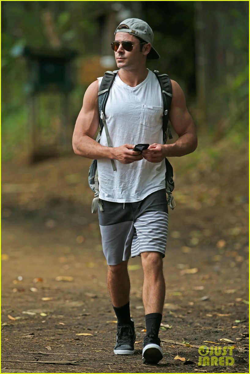Zac Efron Looks So Ripped During Memorial Day Weekend: Photo 3378432 ...