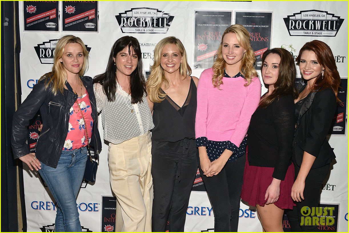 Sarah Michelle Gellar & Selma Blair Reenact 'Cruel Intentions' Kiss ...