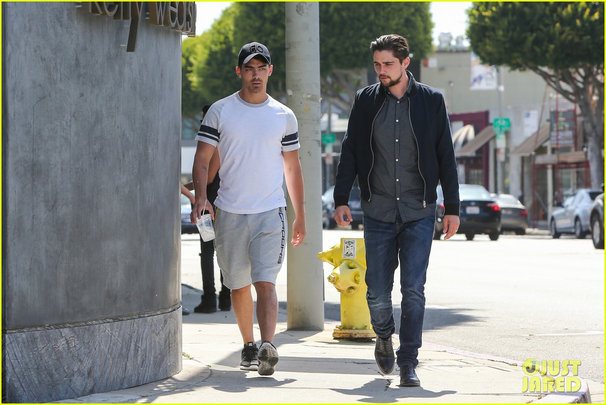 Gigi Hadid Grabs Lunch With Joe Jonas After Cody Simpson Split: Photo ...