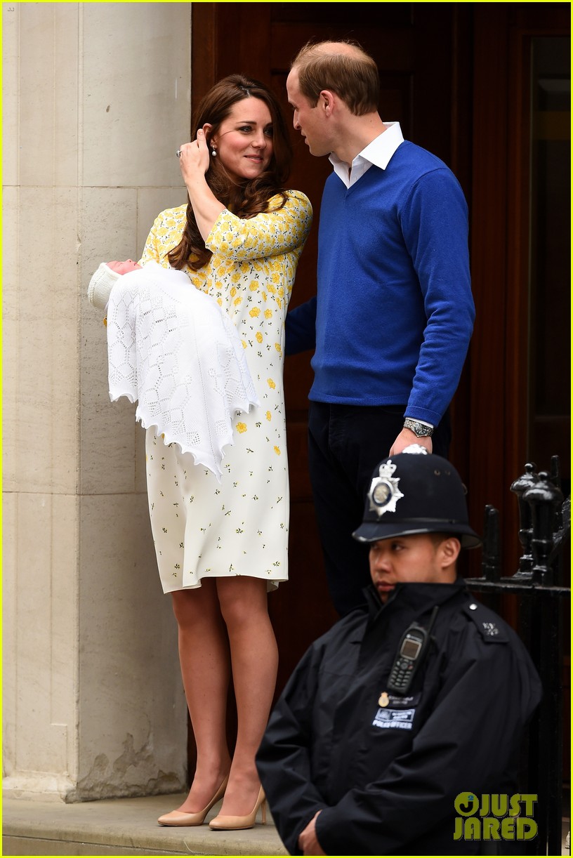 Royal Baby Girl's First Photos with Kate Middleton & Prince William ...