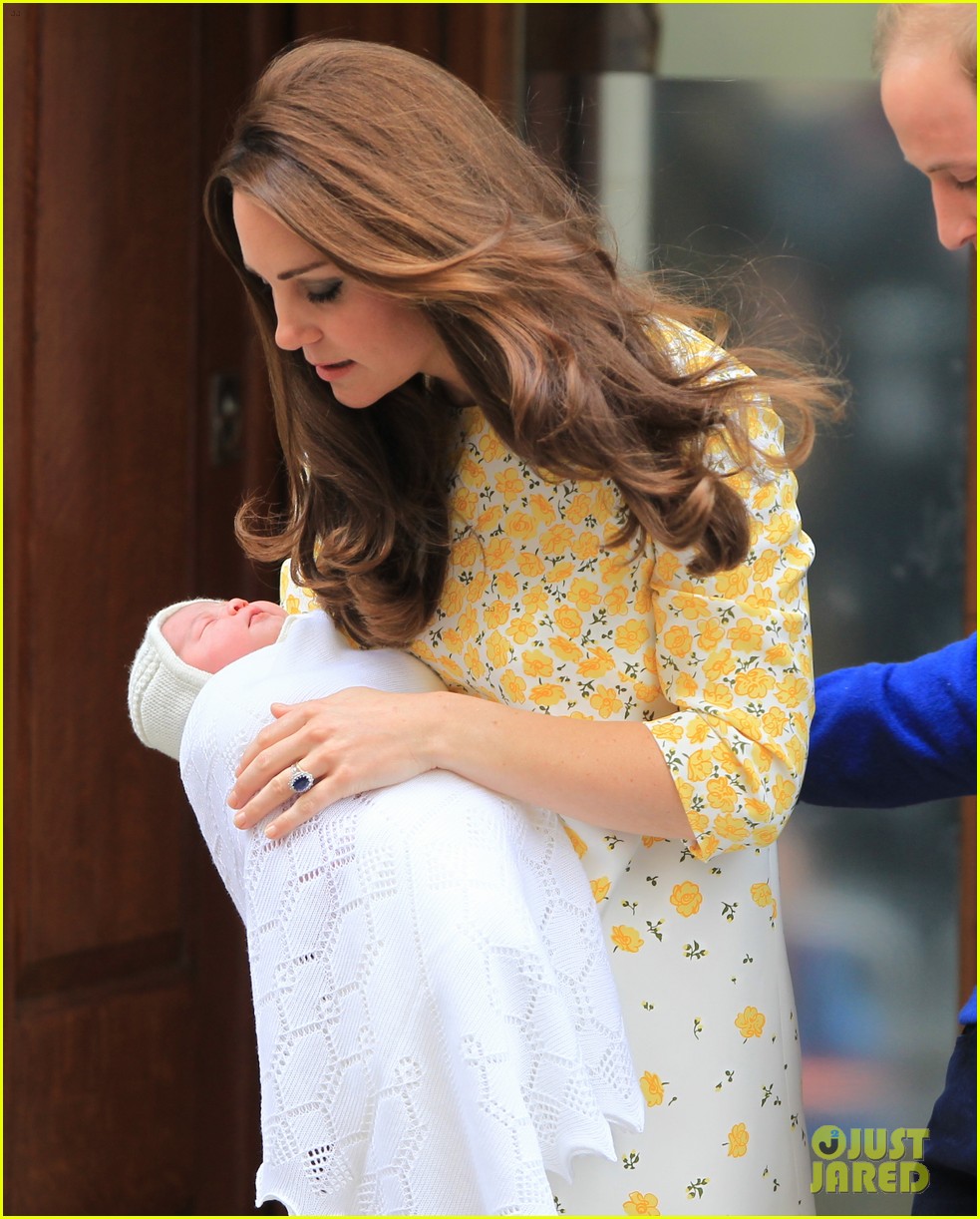 Royal Baby Girl's First Photos with Kate Middleton & Prince William ...