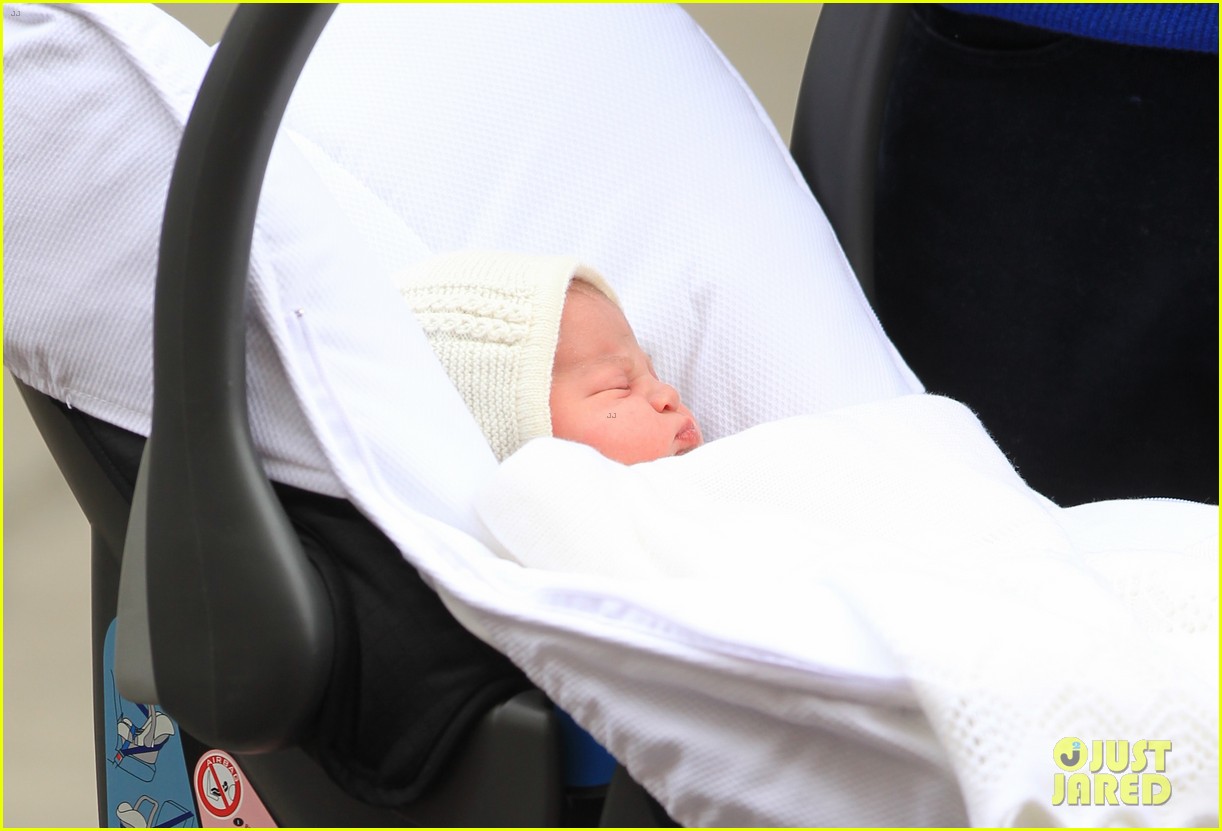 Royal Baby Girl's First Photos with Kate Middleton & Prince William ...