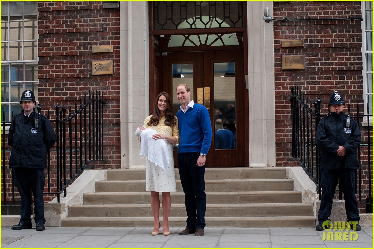 Royal Baby Girl's First Photos with Kate Middleton & Prince William ...