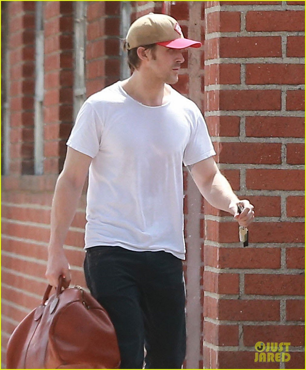 Ryan Gosling Shows Off His Toned Arms After a Gym Session: Photo ...