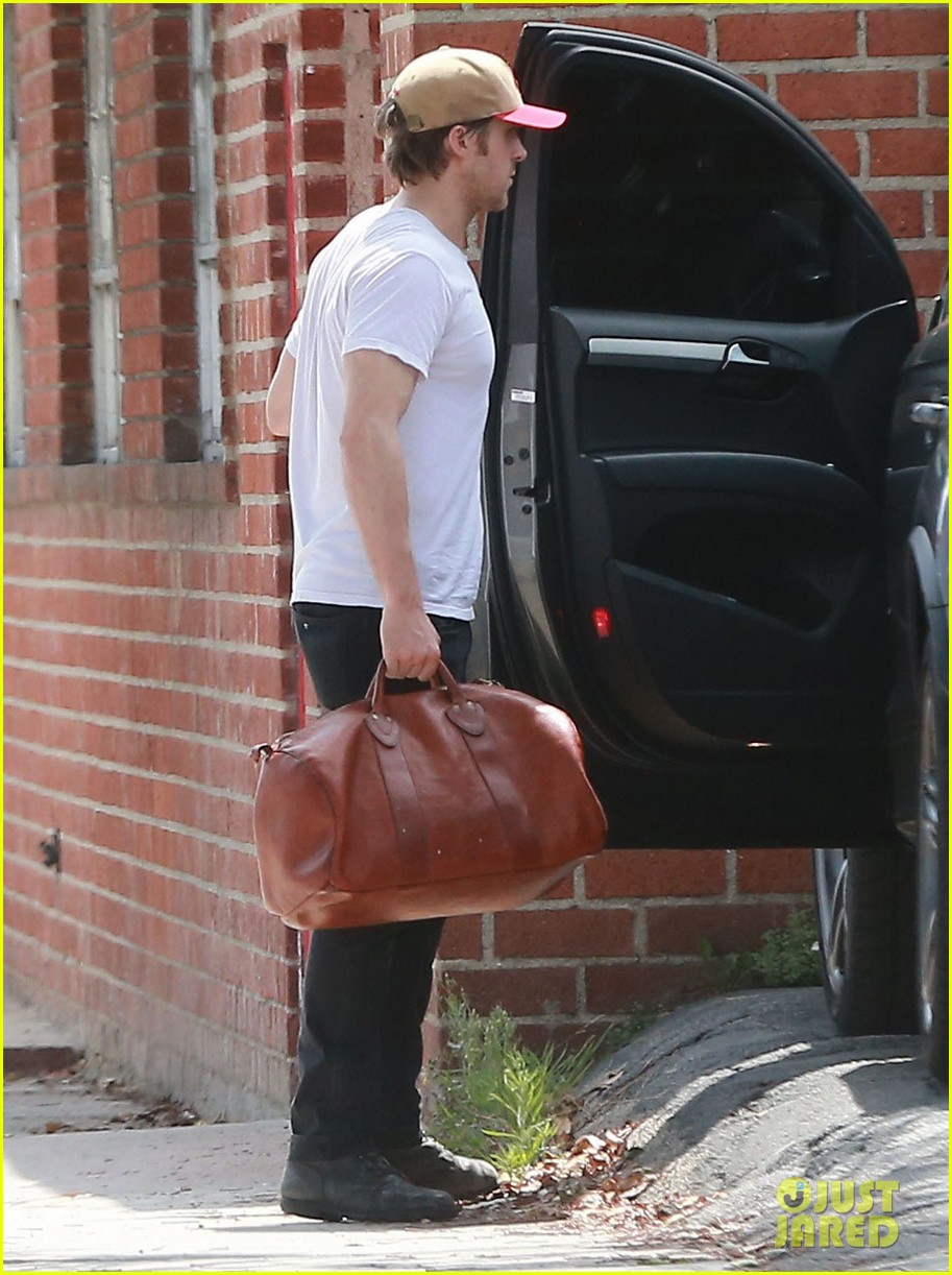 Ryan Gosling Shows Off His Toned Arms After a Gym Session: Photo ...