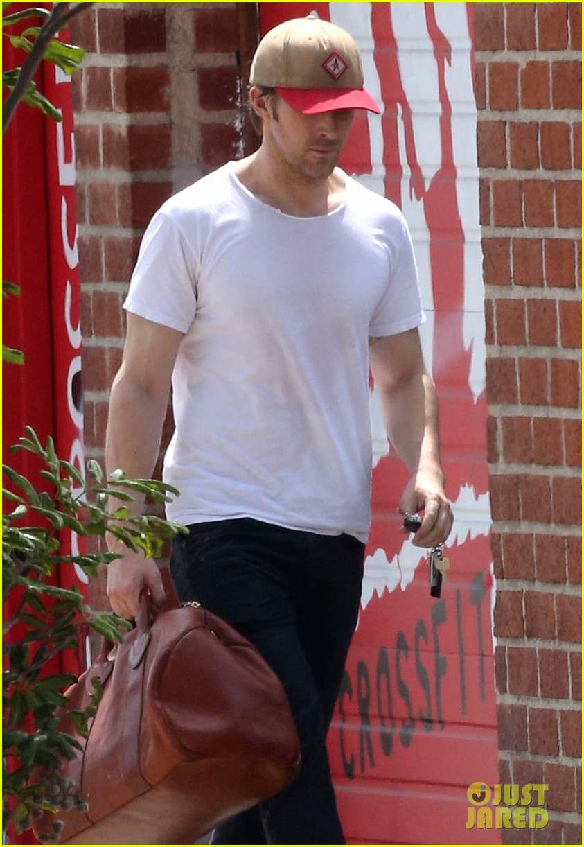 Ryan Gosling Shows Off His Toned Arms After a Gym Session: Photo ...