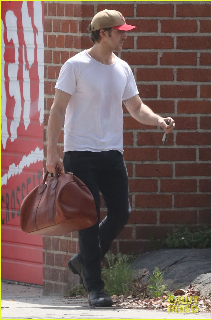 Ryan Gosling Shows Off His Toned Arms After a Gym Session: Photo ...