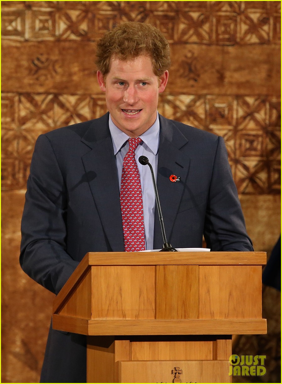 Prince Harry Plays Pool & Ping Pong in New Zealand: Photo 3370794 ...