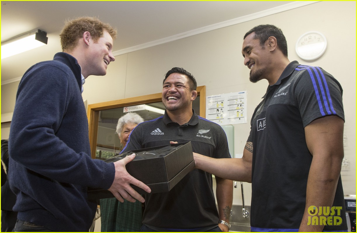 Prince Harry Plays Pool & Ping Pong in New Zealand: Photo 3370809 ...