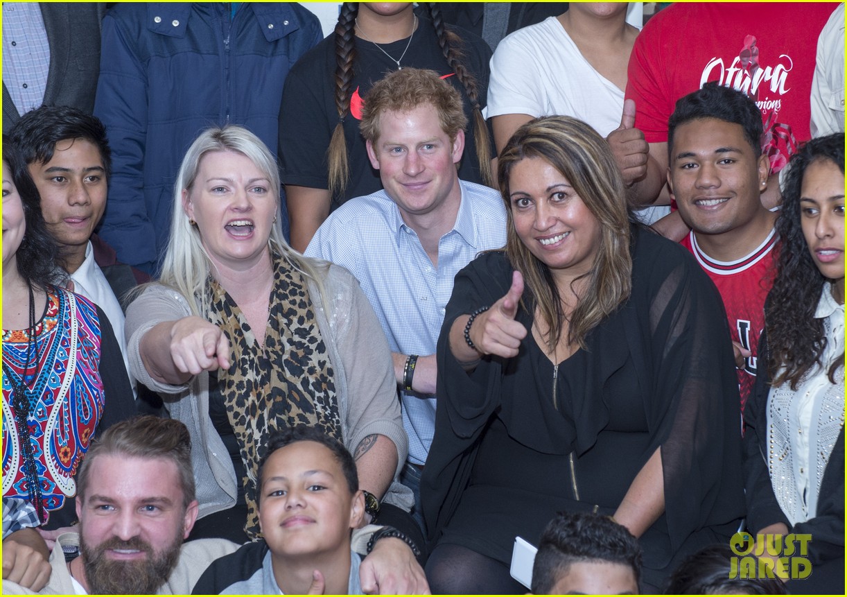 Prince Harry Plays Pool & Ping Pong in New Zealand: Photo 3370817 ...