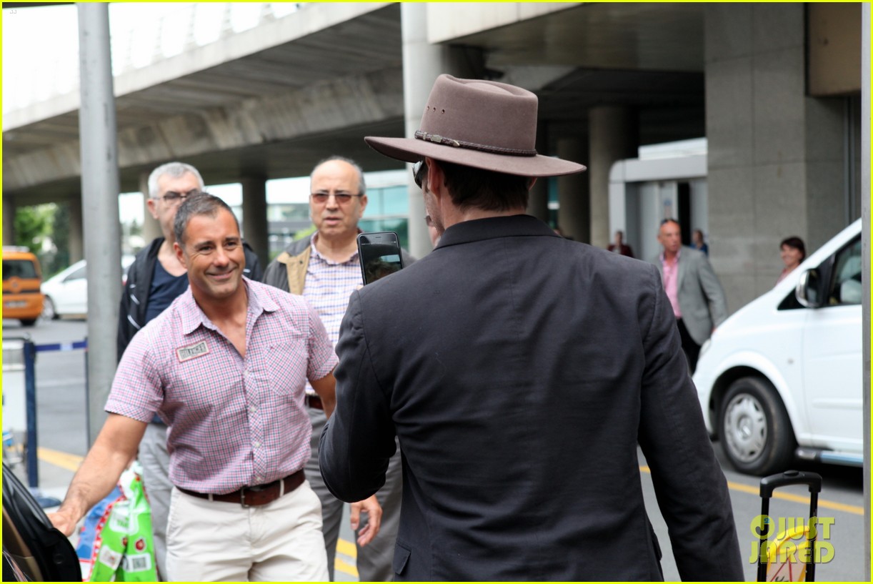 Hugh Jackman Happily Touches Down in Istanbul: Photo 3381655 | Hugh ...