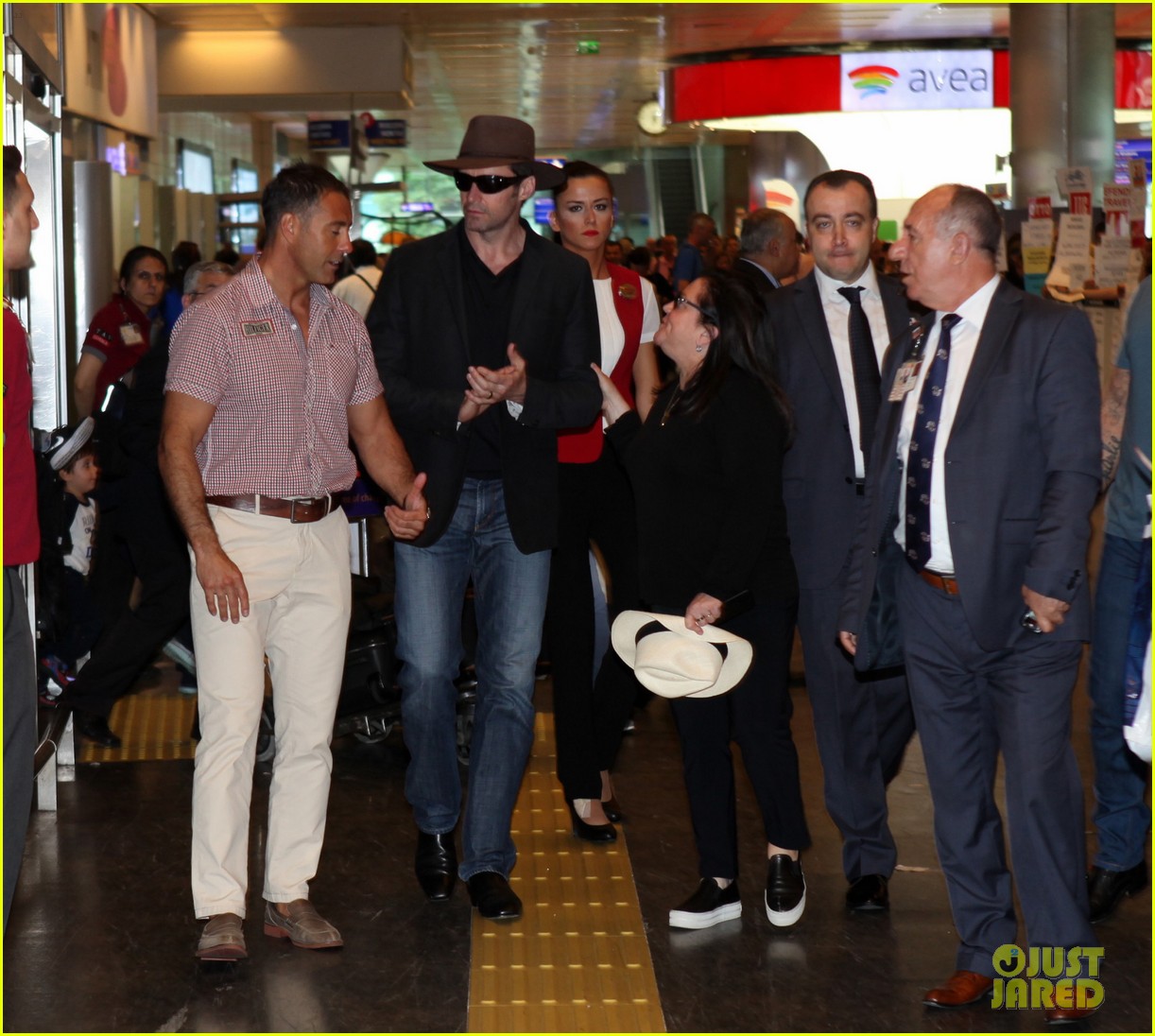 Hugh Jackman Happily Touches Down in Istanbul: Photo 3381664 | Hugh ...
