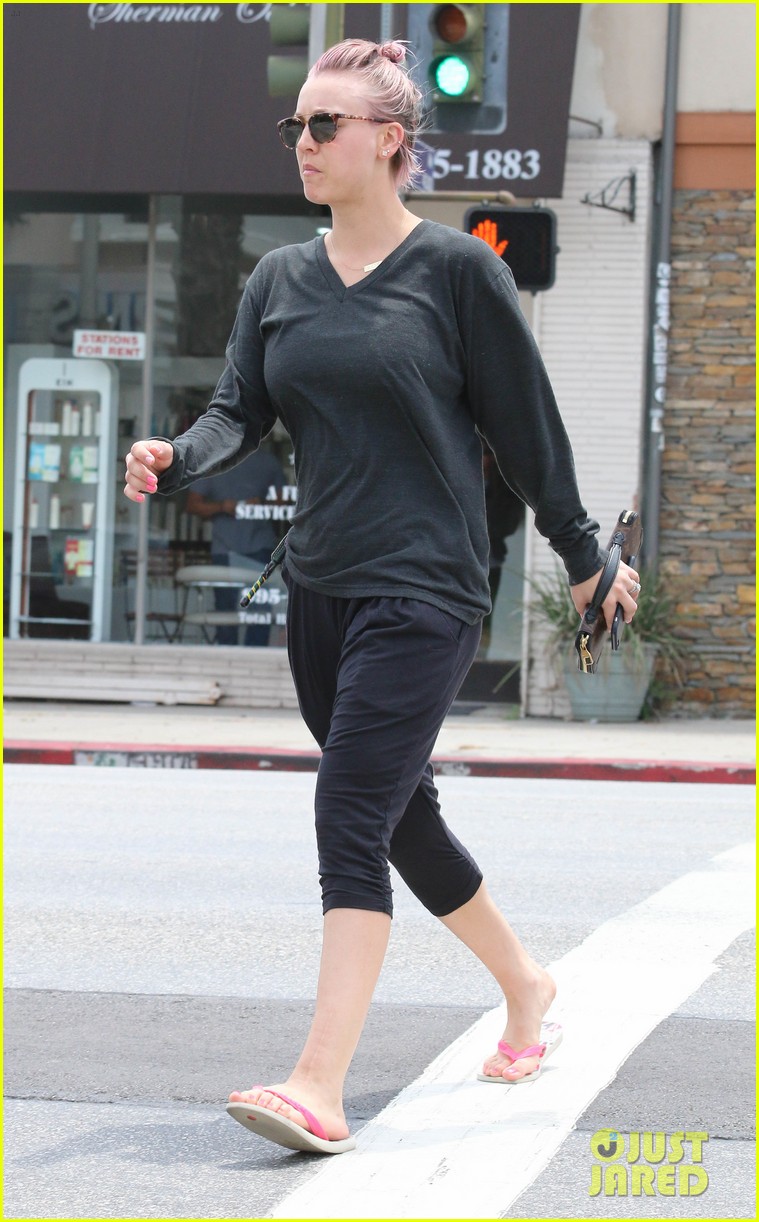 Kaley Cuoco Debuts Dyed Pink Hair & Eyebrows: Photo 3379268 | Kaley ...