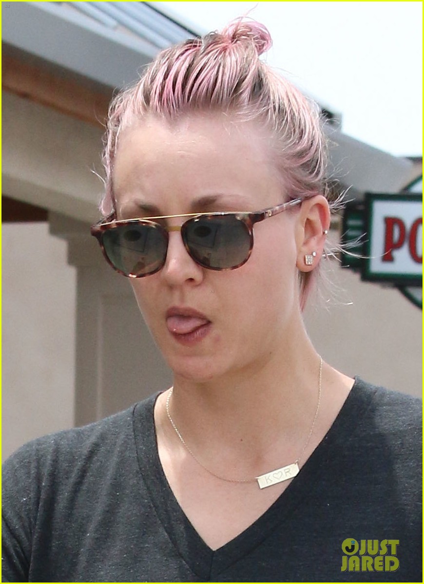 Kaley Cuoco Debuts Dyed Pink Hair & Eyebrows: Photo 3379275 | Kaley ...