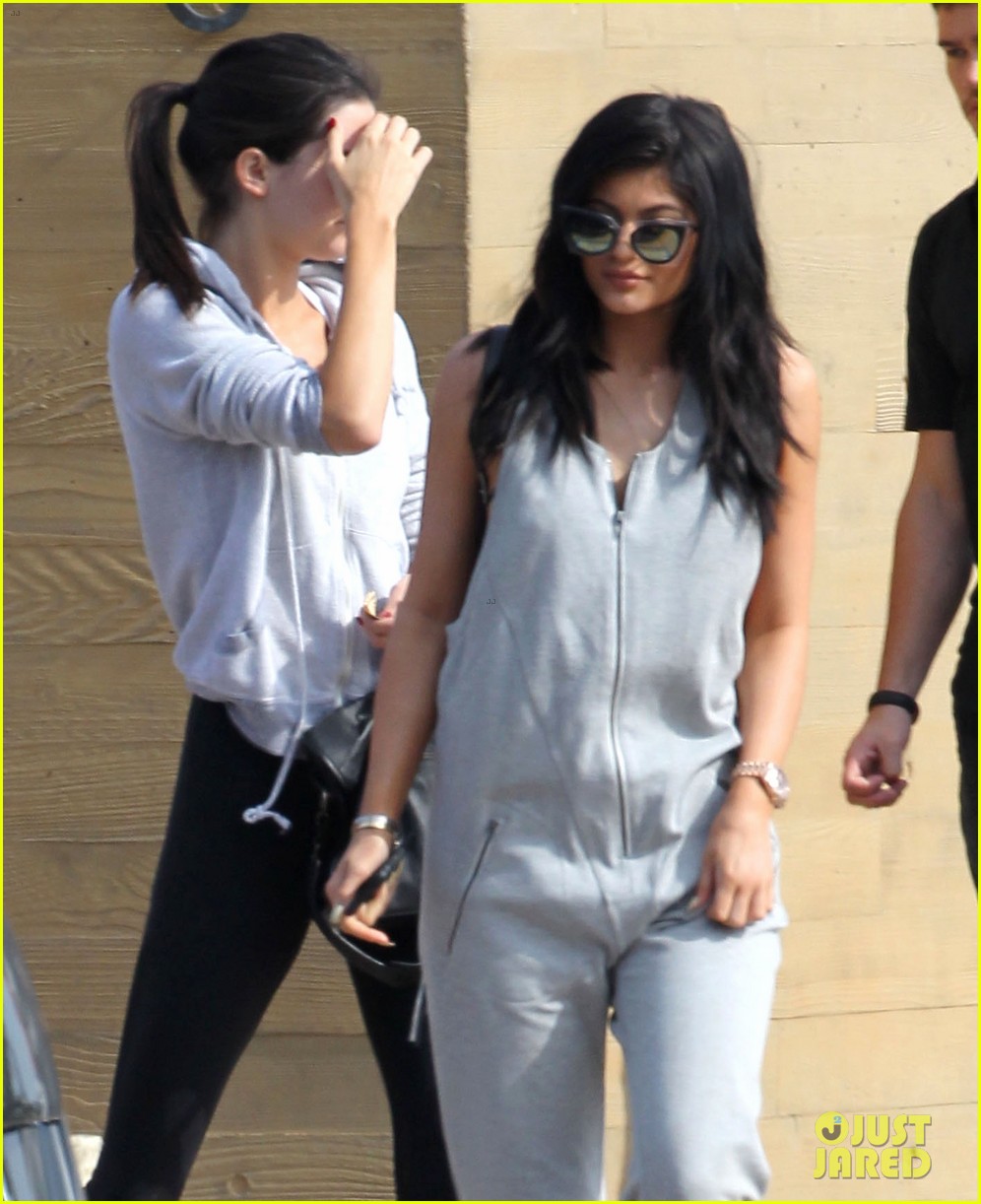 Kim Kardashian Breaks Down While Talking About Mom Kris Jenner & Bruce ...