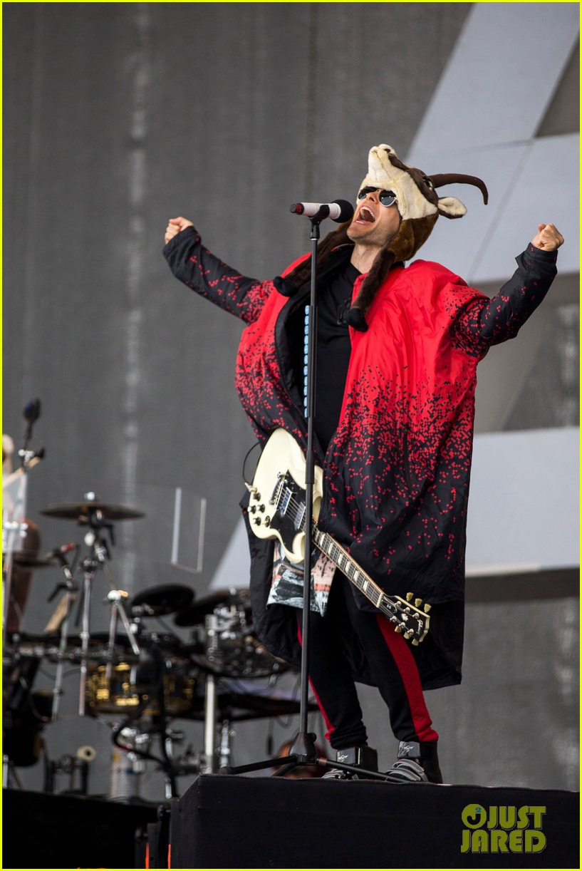 Jared Leto Performs in Crazy Outfit During Thirty Seconds to Mars ...