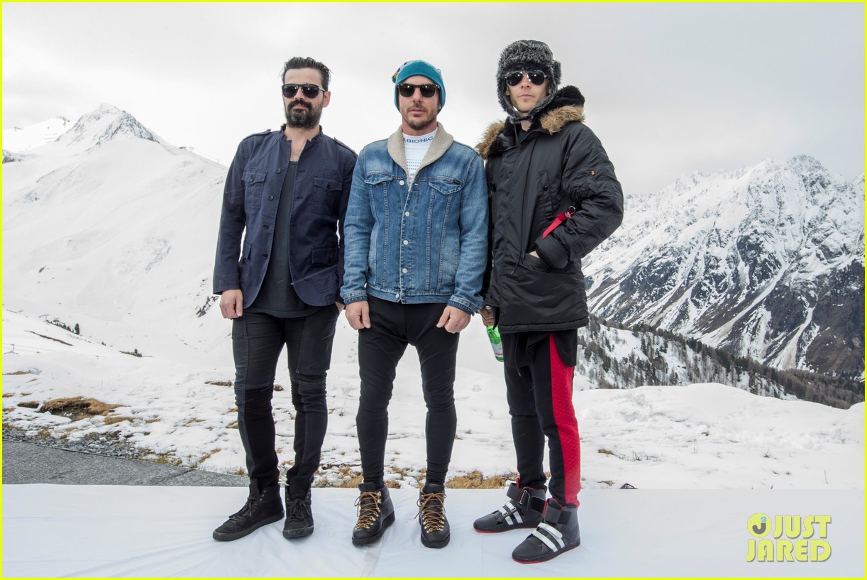 Jared Leto Performs in Crazy Outfit During Thirty Seconds to Mars ...