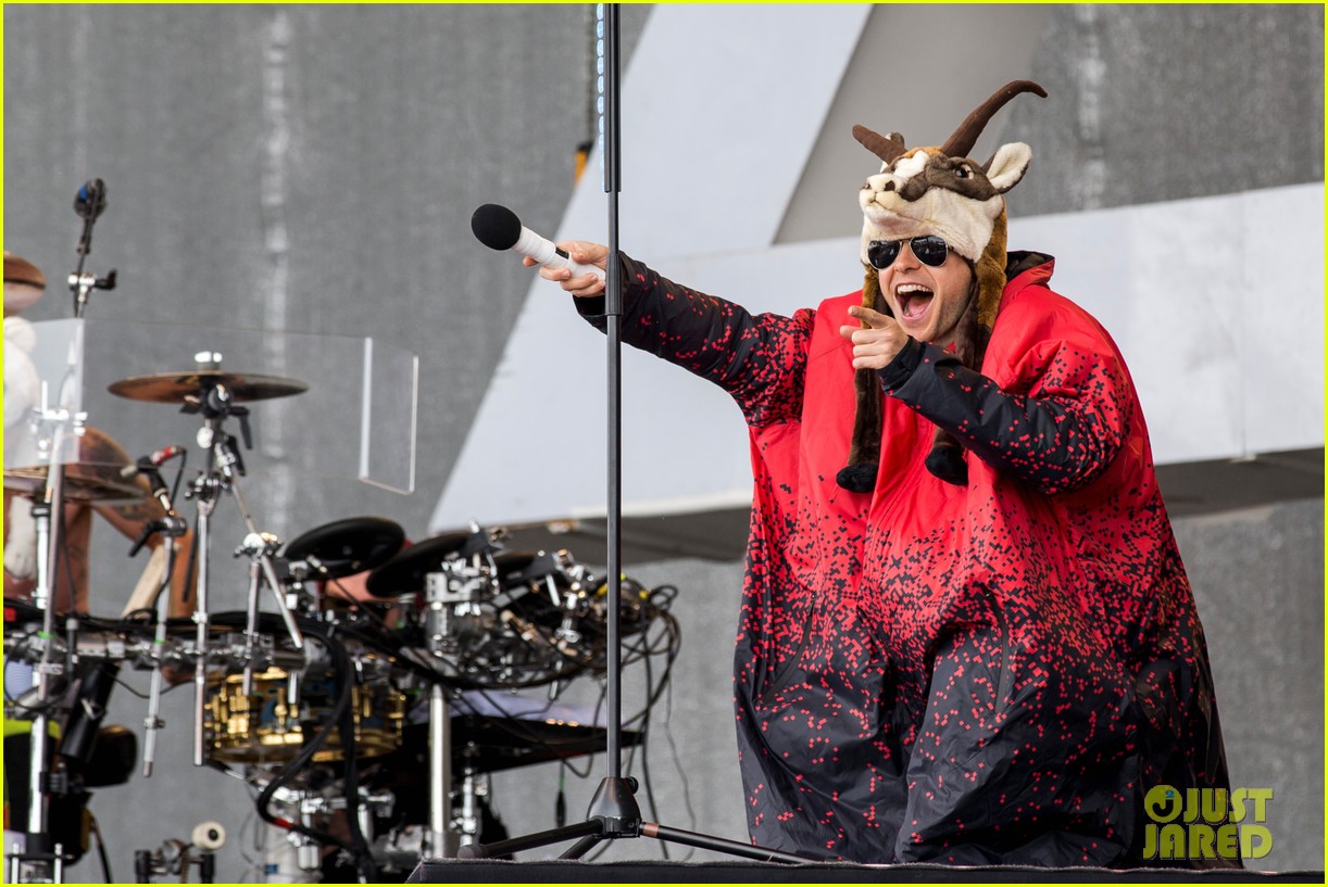 Jared Leto Performs in Crazy Outfit During Thirty Seconds to Mars ...