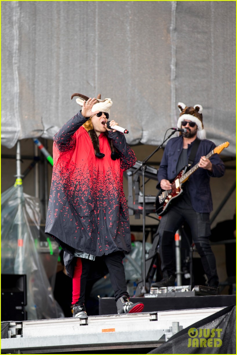 Jared Leto Performs in Crazy Outfit During Thirty Seconds to Mars ...