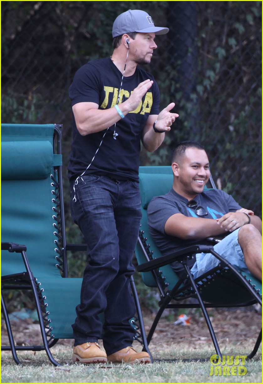 Mark Wahlberg & Julie Bowen Cheer on the Clippers in L.A.: Photo ...