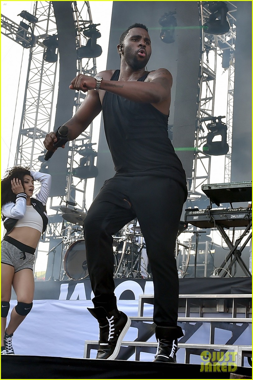 Nick Jonas Puts His Buff Arms on Display at Wango Tango 2015: Photo ...