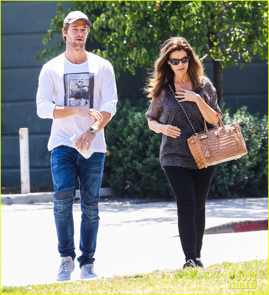 Patrick Schwarzenegger & Maria Shriver Bond Over Tavern Lunch: Photo ...
