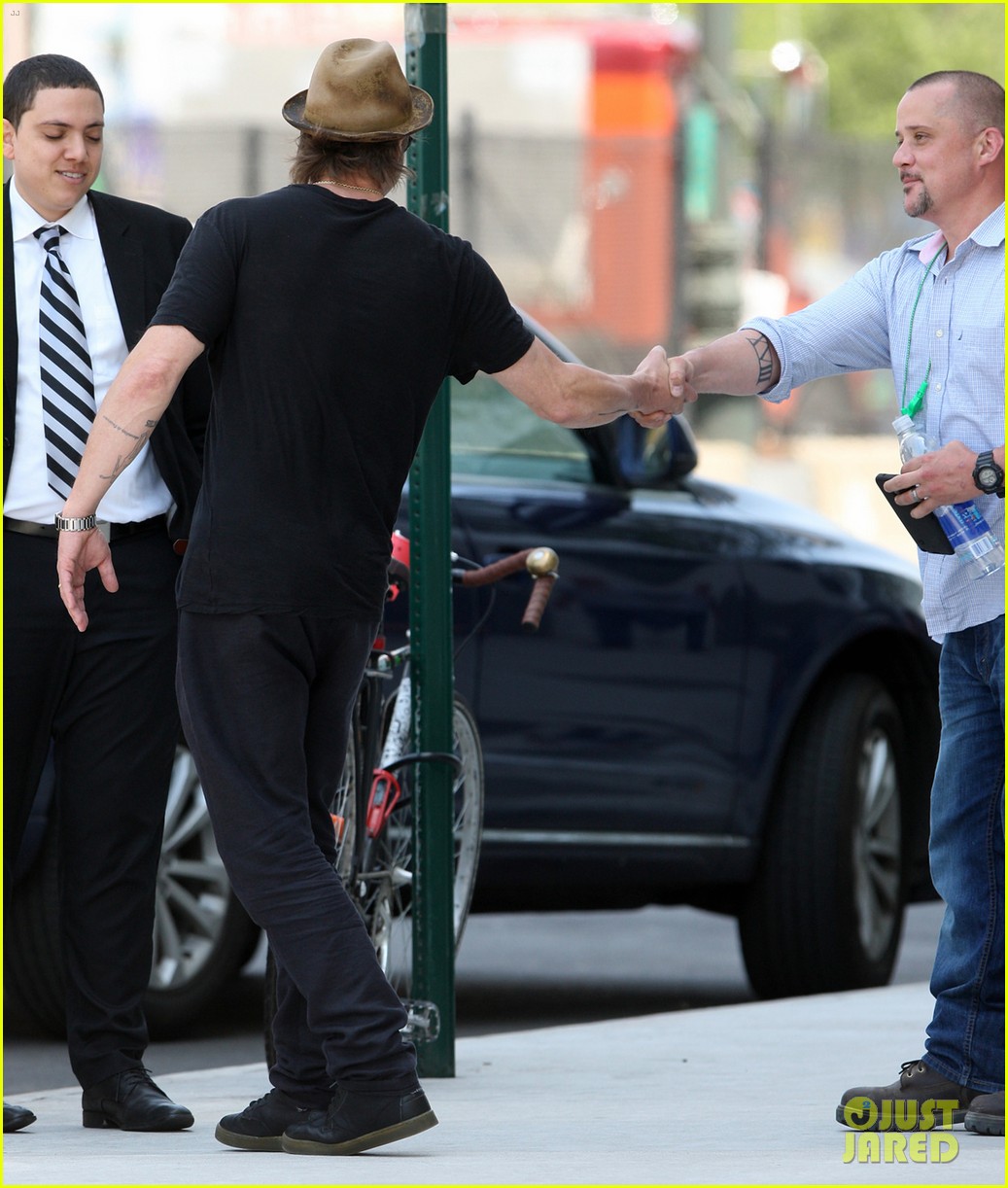 Brad Pitt Happily Greets His Fans in the Big Apple: Photo 3378913 ...