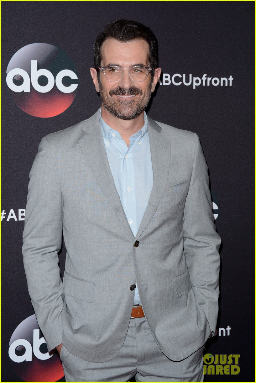 Ellen Pompeo Introduces Mireille Enos to Shondaland at ABC Upfront 2015 ...