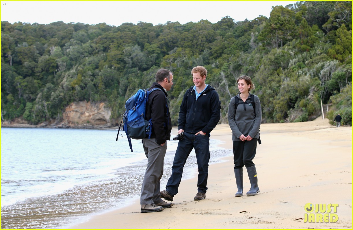 Prince Harry Meets 100-Year-old Lizard in New Zealand: Photo 3366622 ...