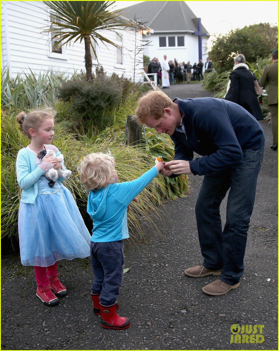 Prince Harry Meets 100-Year-old Lizard in New Zealand: Photo 3366631 ...