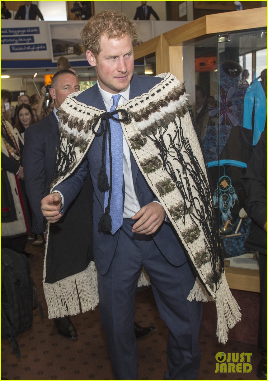 Prince Harry Meets 100-Year-old Lizard in New Zealand: Photo 3366640 ...