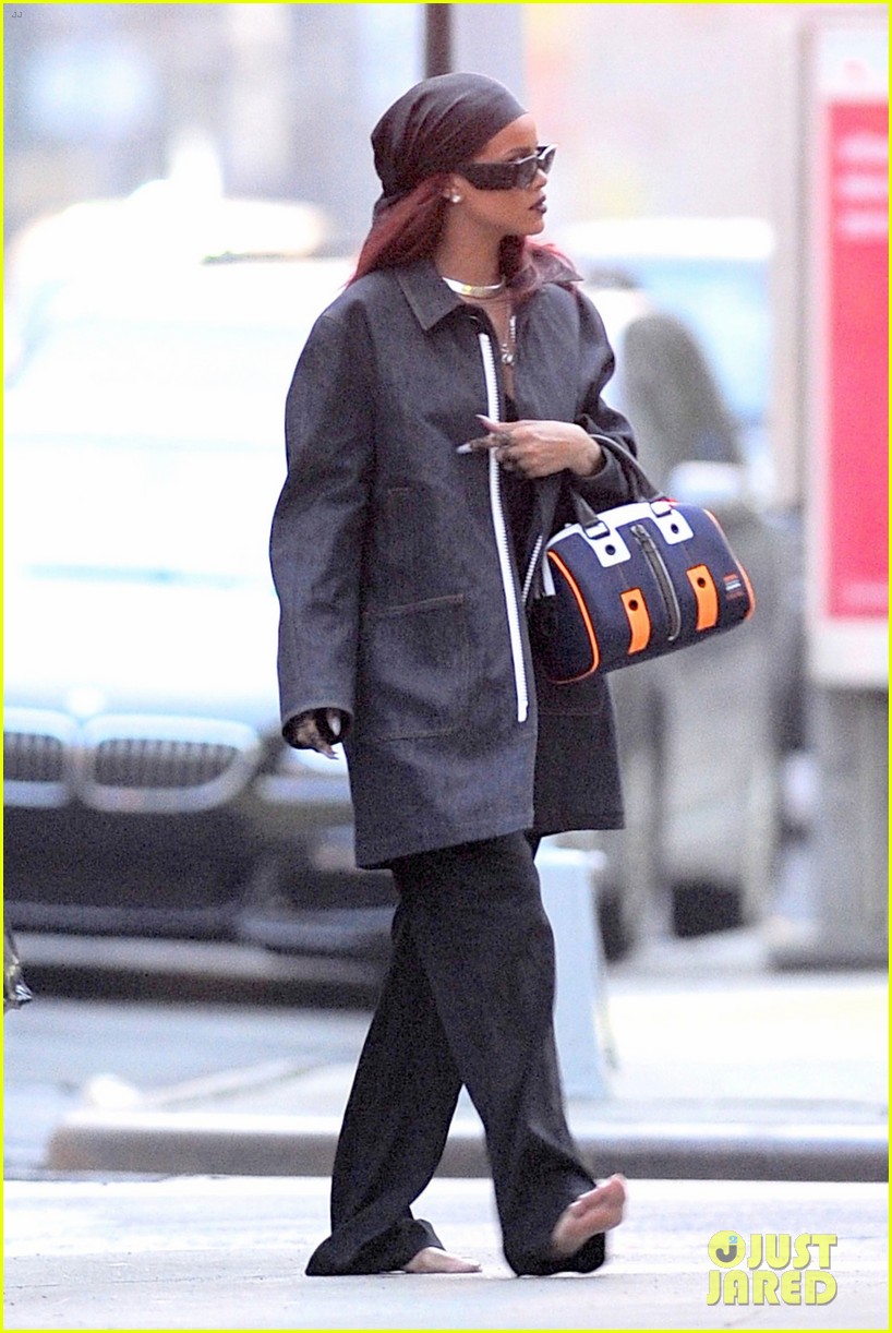 Rihanna Performs 'B-tch Better Have My Money' on 'SNL' (Video): Photo ...