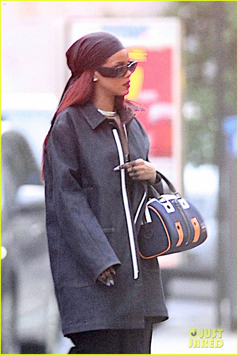 Rihanna Performs 'B-tch Better Have My Money' on 'SNL' (Video): Photo ...