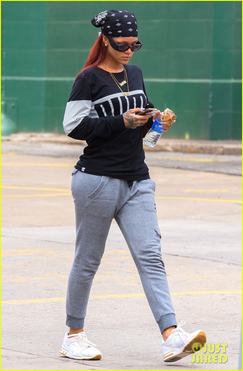 Rihanna Steps Out Before 'Saturday Night Live' : Photo 3371315 ...