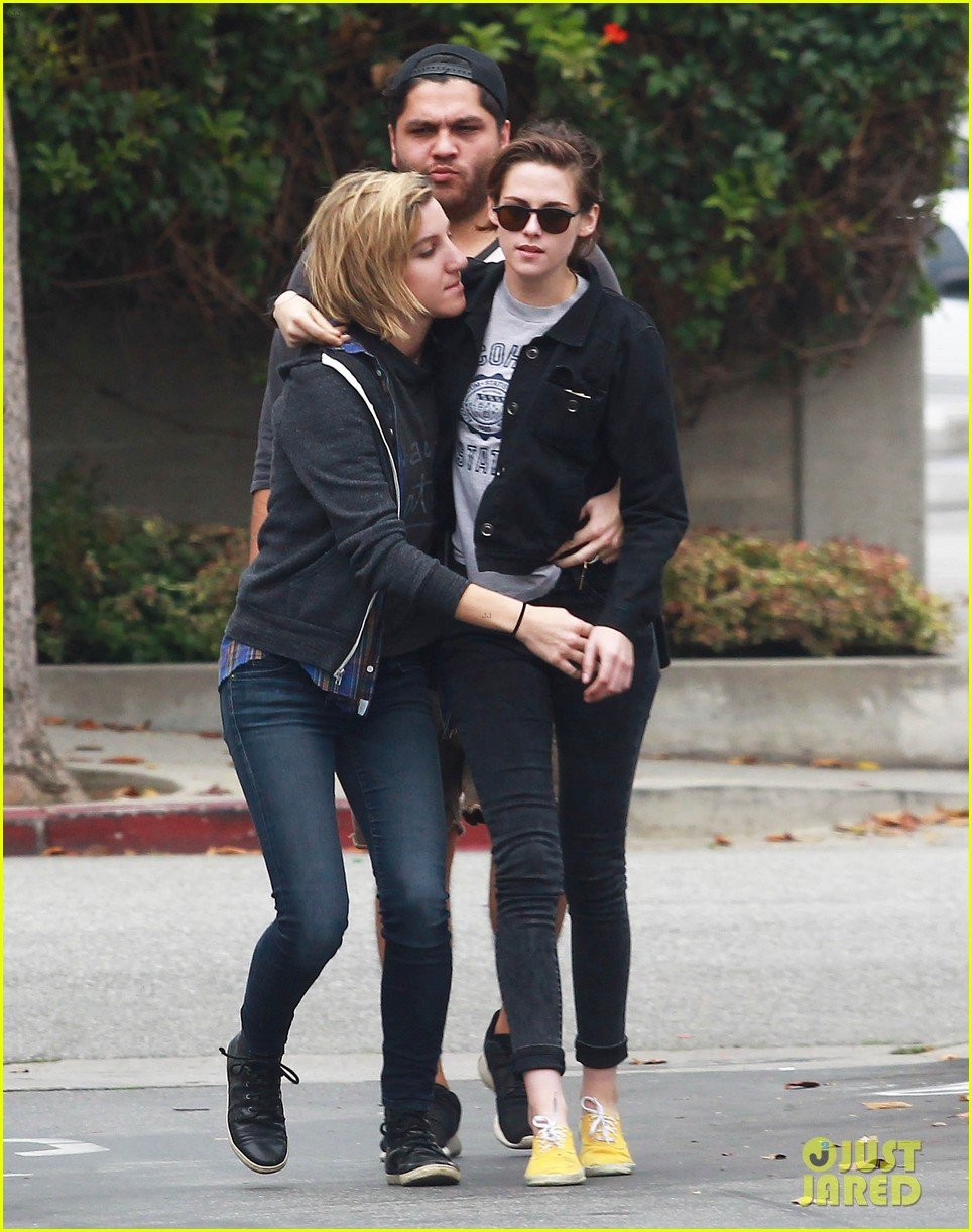 Kristen Stewart & Alicia Cargile Have Their Hands All Over Each Other ...